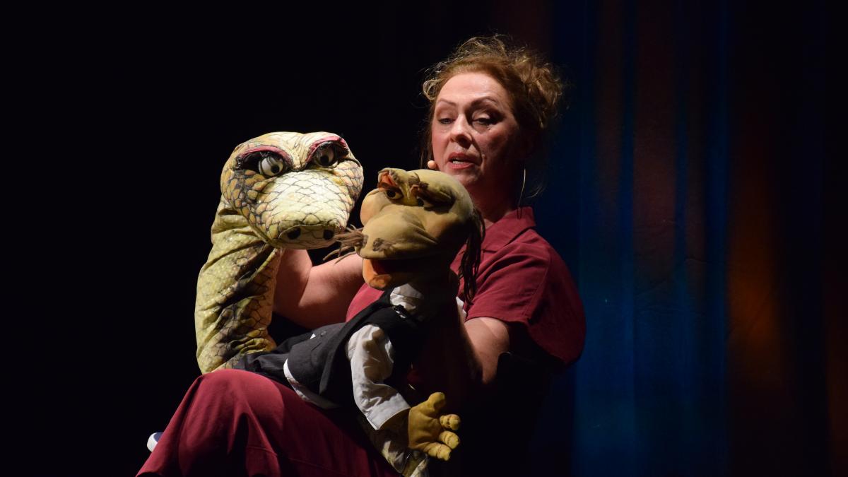 Puppenspielerin Andrea Bongers im Statt-Theater in Neumünster