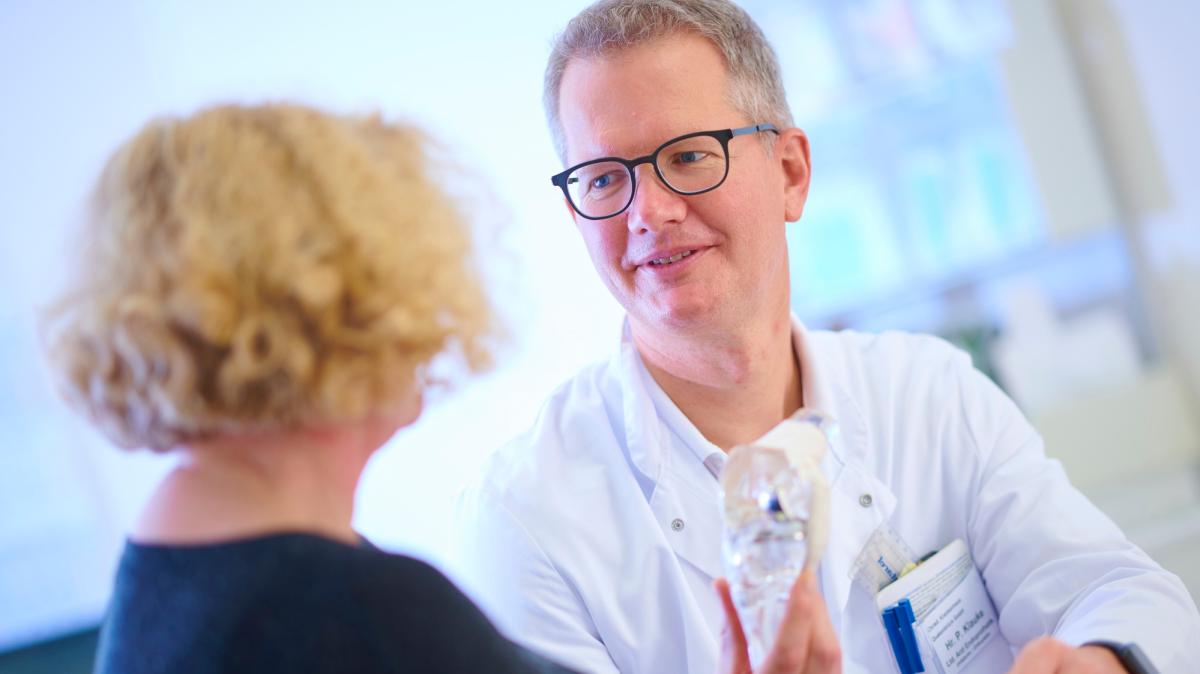 Was tun bei Schmerzen im Knie und in der Hüfte