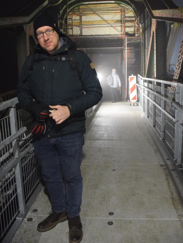 Bahn-Pendler müssen zu Fuß über Klappbrücke Lindaunis