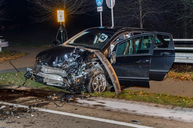 Unfall auf B51 in Bohmte - Zwei Autos kollidieren frontal