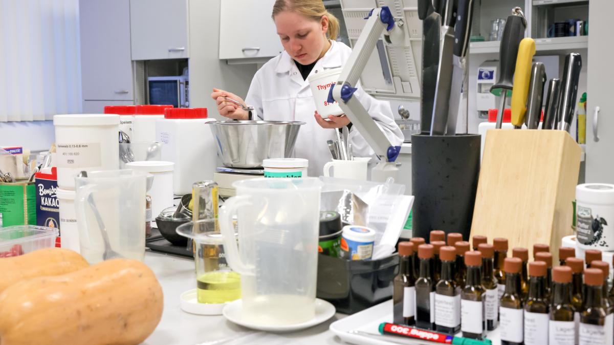 Wie bei Fuchs in Dissen Gewürze verkostet werden