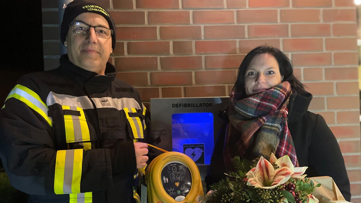 Neuer Defibrillator am Dorfgemeinschaftshaus Lohbarbek
