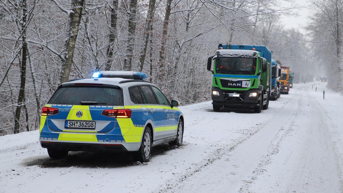 LKW bleibt stecken - B77 bei Itzehoe gesperrt