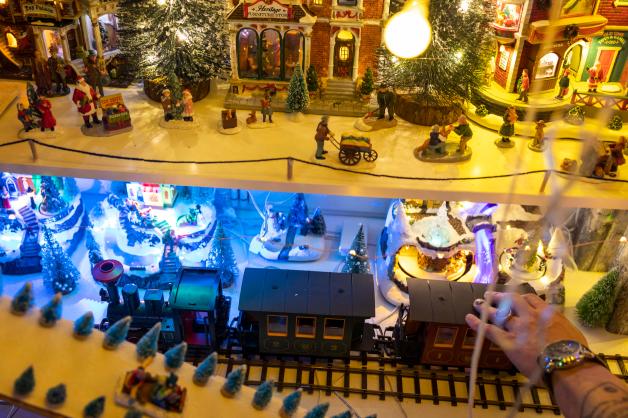 Mann aus Osnabrück baut sich ein Winterwunderland auf Schienen