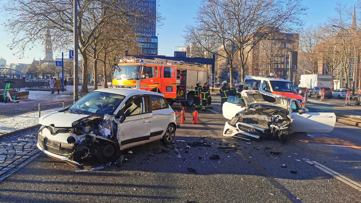 HH: Mercedes gerät in den Gegenverkehr – Zwei Personen verletzt