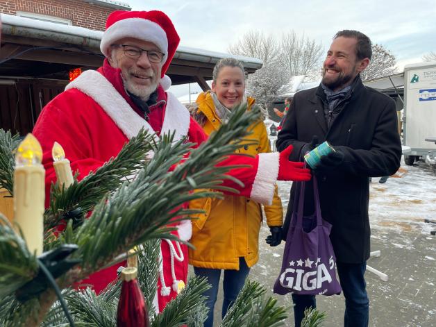 Bescherung mit vielen Geschenken im Tierheim Itzehoe