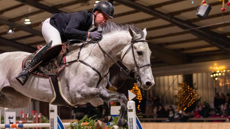 Thomas Holz gewinnt Großen Preis bei Wallenhorster Reitertagen