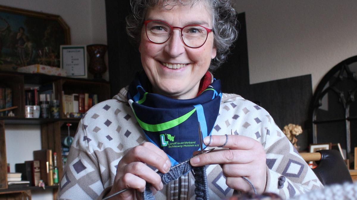 Annemarie Rohde aus Hohenlockstedt strickt für Seeleute