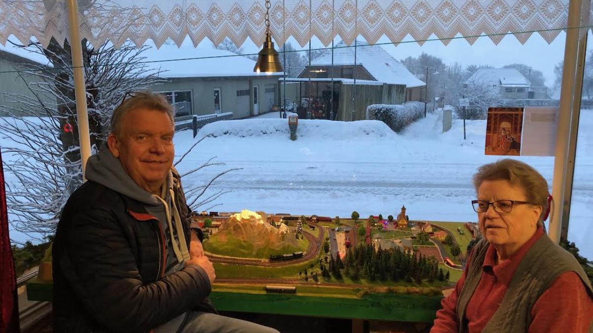 Ramstedt: Modelleisenbahn fährt im Advent im Zimmerfenster