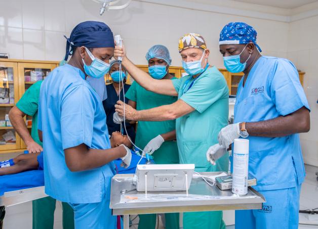 Noma-Hilfe: Delmenhorster Chefarzt Stanek hilft Kindern in Afrika
