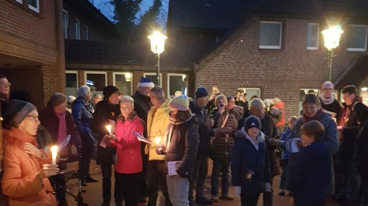 Erstes Weihnachtssingen in Rellingen – 150 Bürger sind dabei