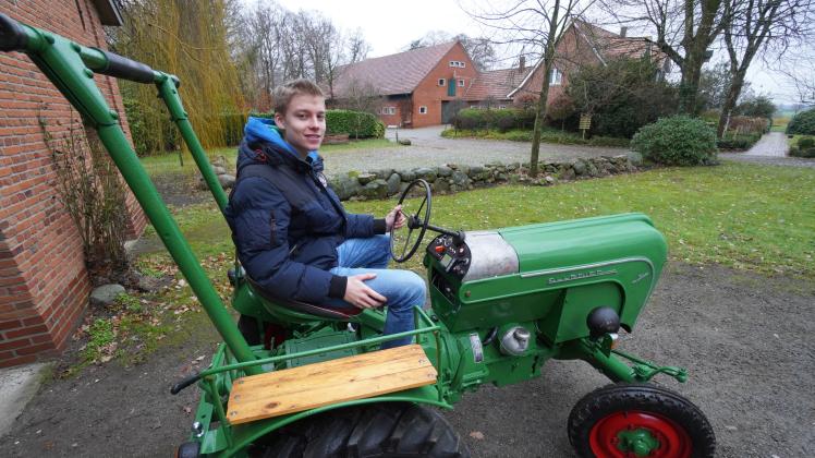 17-Jähriger aus Spahnharrenstätte baut Traktor mit Elektroantrieb