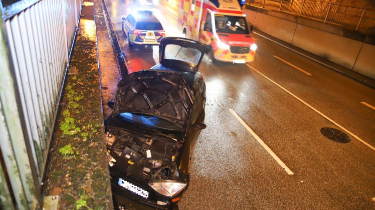 Unfall in Elmshorner Badewanne: Autofahrer prallt gegen Betonwand