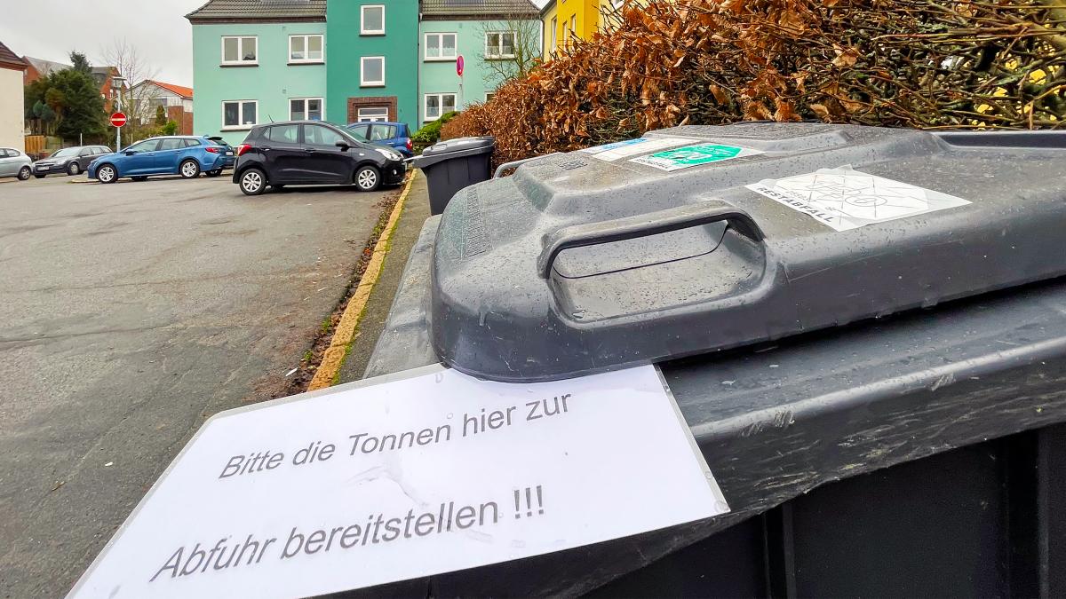 Müllentsorgung in der Hebbelstraße: Restmüll-Tonnen endlich leer