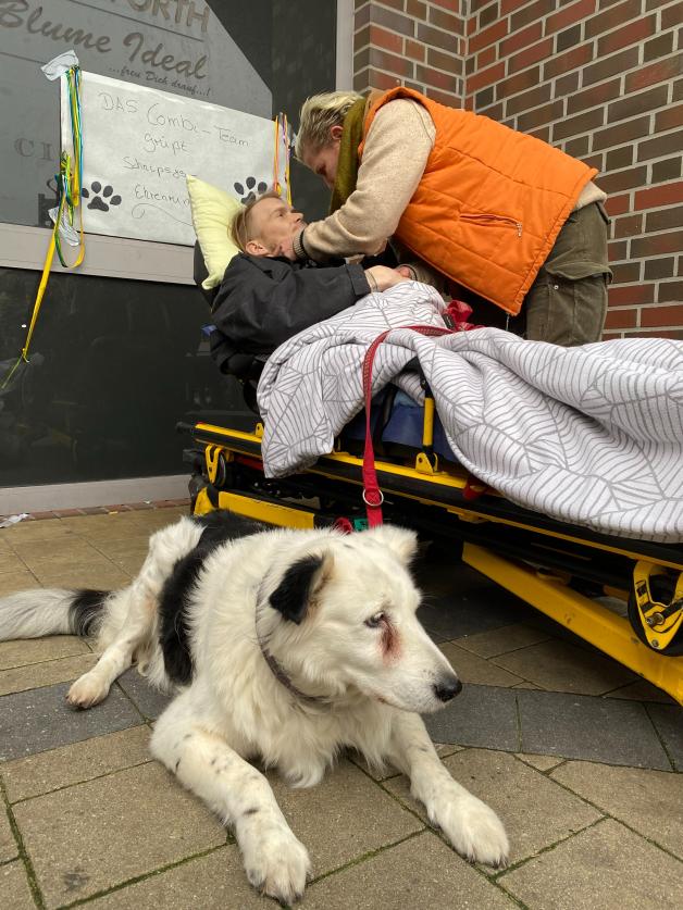 Todkranker Punker „Schnipsy“ nimmt Abschied vor Combi in Weener