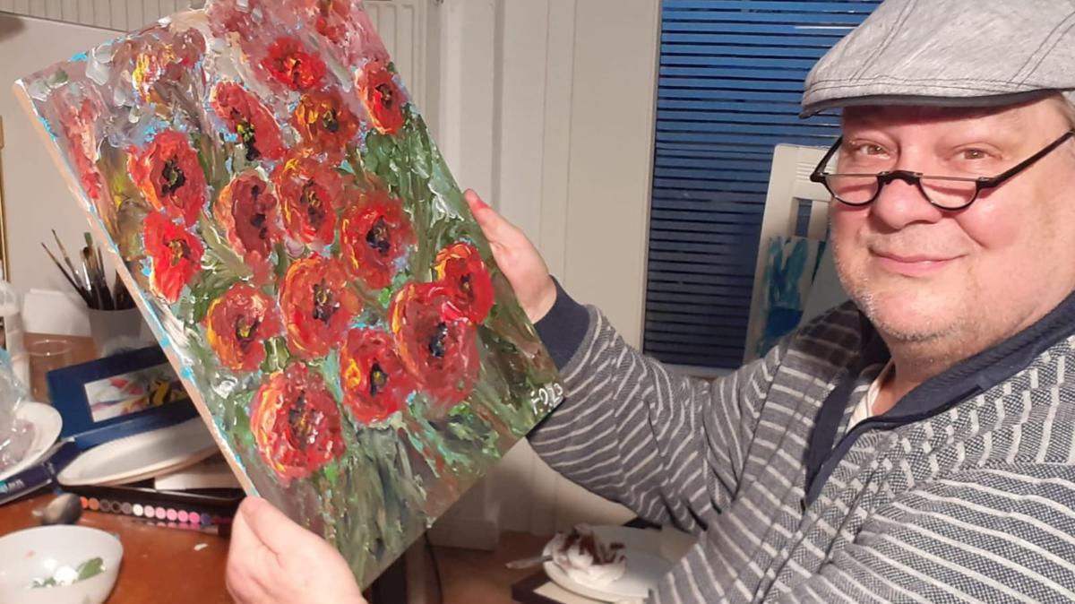 Friedemann Ohms zeigt Bilder auf dem Alsenhof in Lägerdorf