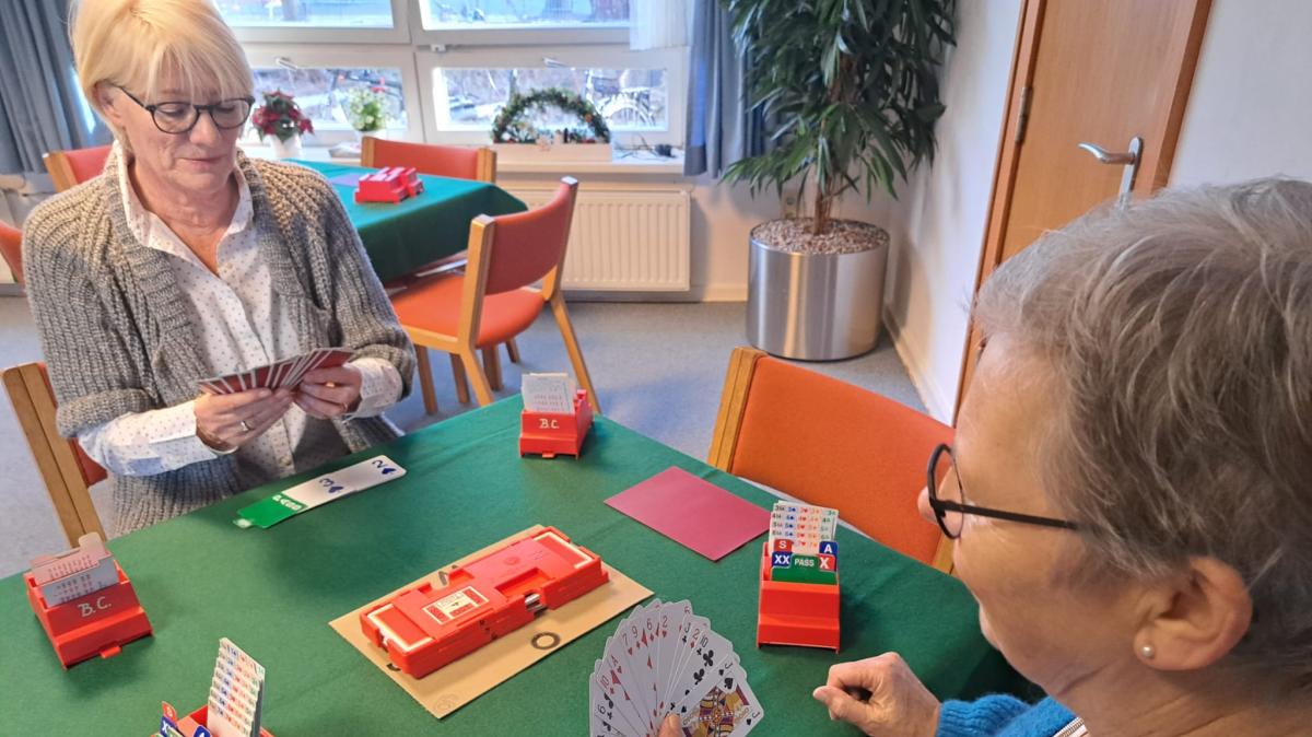 Kartenspiel in Niebüll: Bridge-Club räumt mit altem Klischee auf