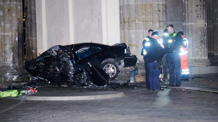 Berlin: Schwerer Unfall am Brandenburger Tor – Leiche im Auto