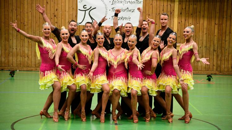 Tanzen: Ganz viel Glanz und feurige Rhythmen beim TSC Neumünster