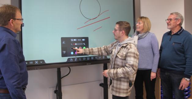 Digitalisierung: Smartboards für die Emil-Nolde-Schule Neukirchen