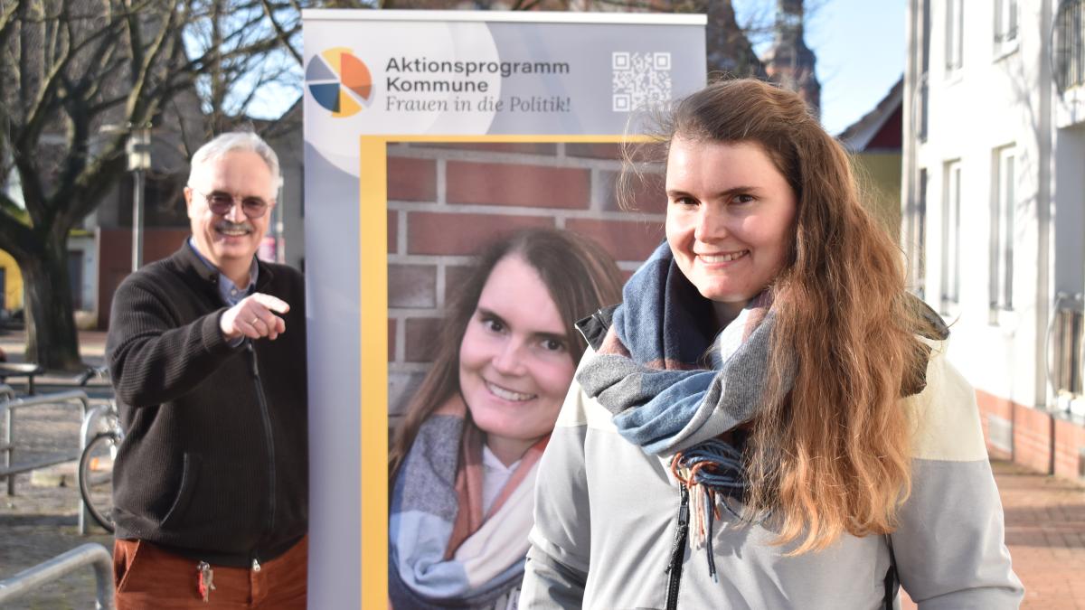 Alina Kindt mit Mentor Hans-Dieter Helms in Itzehoer Politik