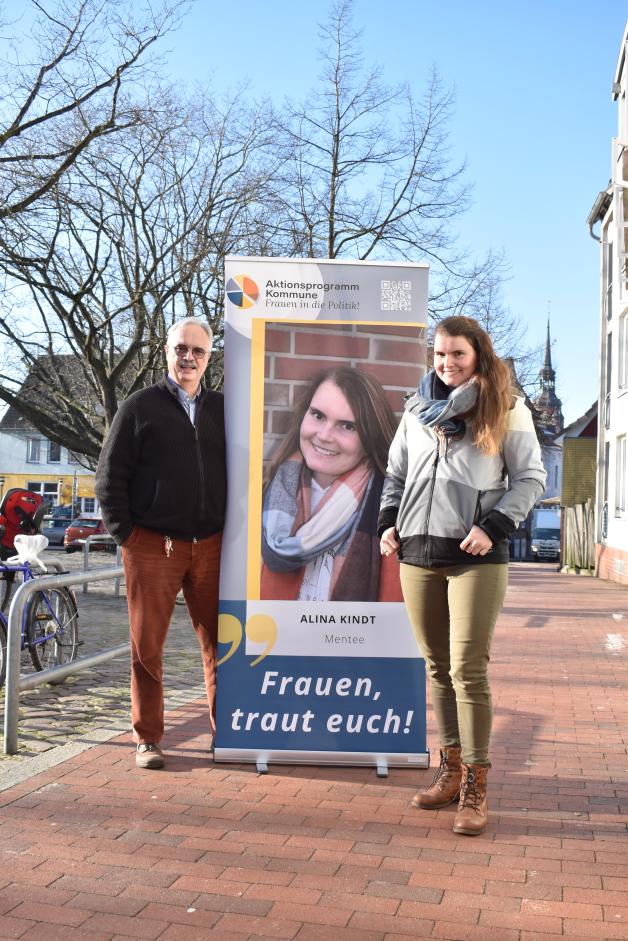 Alina Kindt mit Mentor Hans-Dieter Helms in Itzehoer Politik