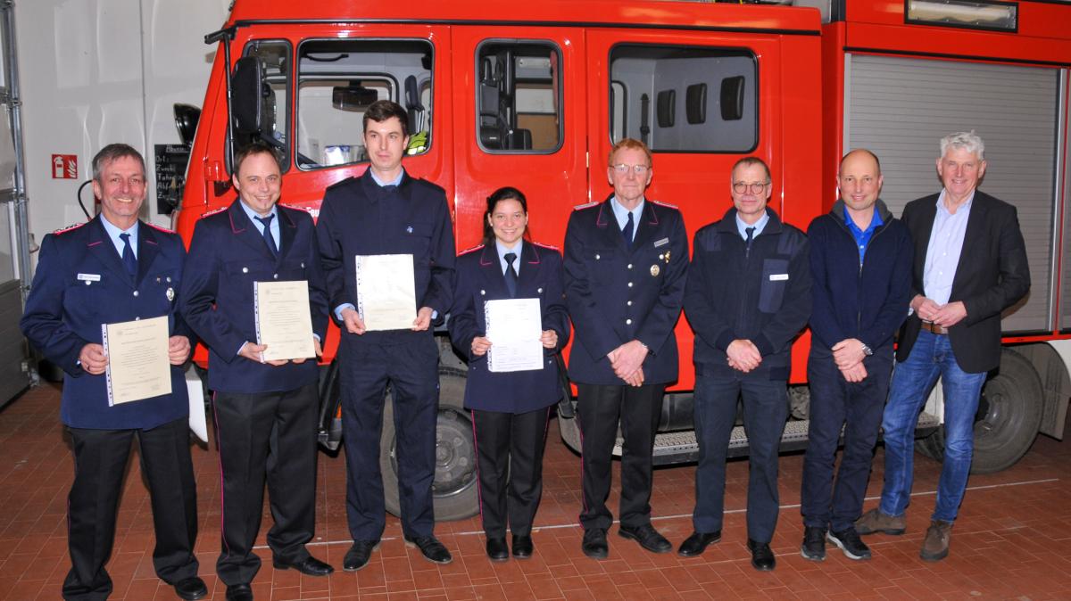Beförderungen und Ehrungen bei der Freiwilligen Feuerwehr Pente