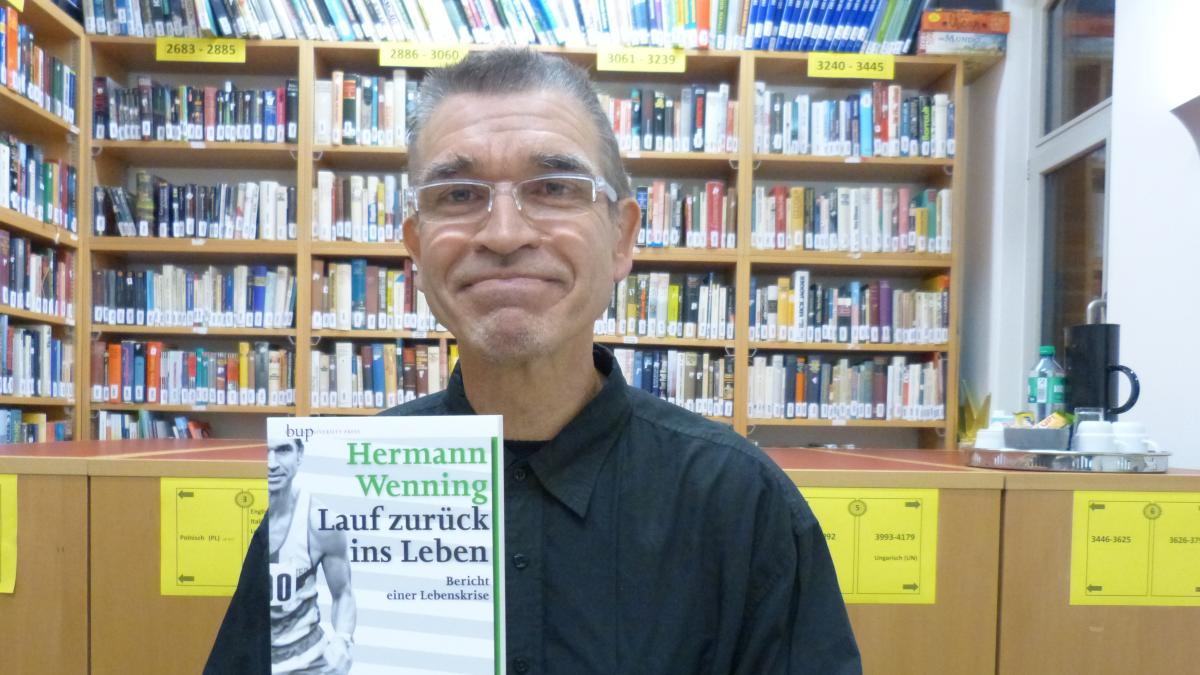 Lesung mit Hermann Wenning in der JVA Neumünster | SHZ