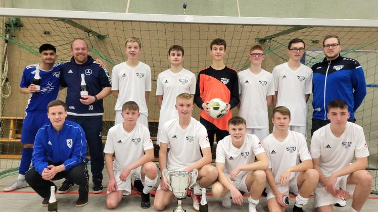 B-Junioren gewinnen Hallenfußballturnier von Blau-Weiß Merzen