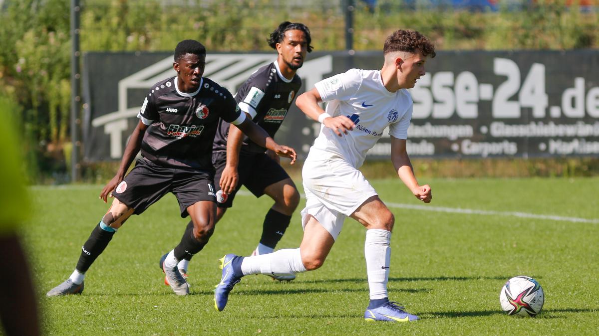 Meppens Neu-Profi Luca Prasse bereitet Tor der Bundesliga-U19 vor