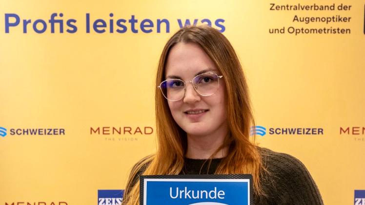 Optikerin Kristina Ramm aus Heidmühlen gewinnt Bundespreis.
