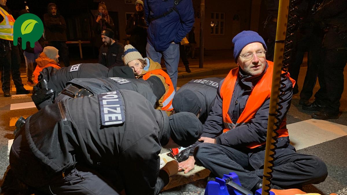 Klima-Kleber: „Letzte Generation“ blockiert Straße in Flensburg