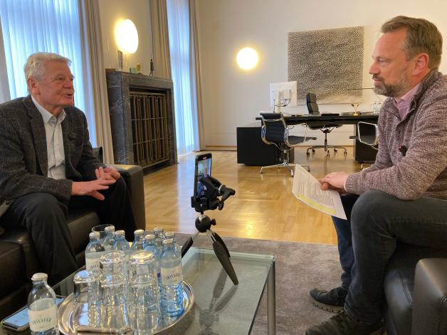 Ex-Bundespräsident Joachim Gauck erklärt Menschenrechte