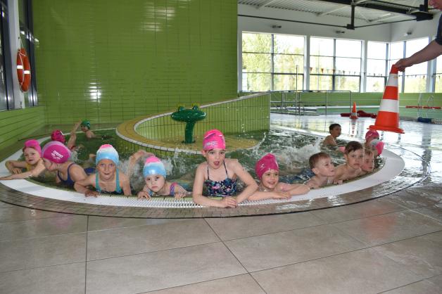 DLRG erklärt: So bringen Eltern den Kindern selbst Schwimmen bei