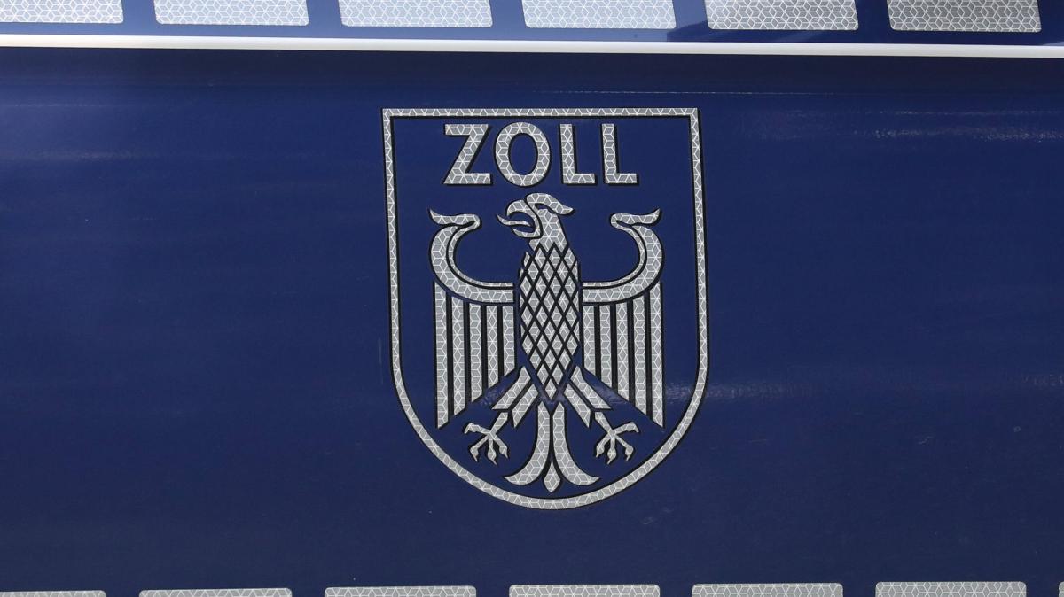 Zoll findet Schlag- und Stichwaffen bei Kontrolle auf Autohof