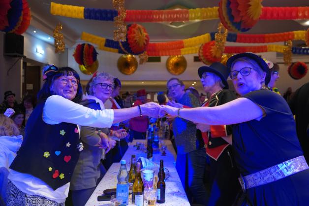 Rund 220 Kfd-Närrinnen feiern Karneval in Wallenhorst-Hollage