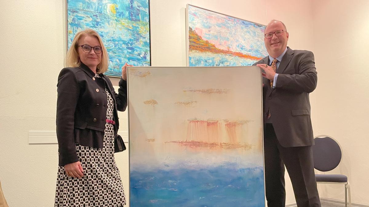 Agnes Richter stellt in Itzehoe aus – mit blau entspannen | SHZ