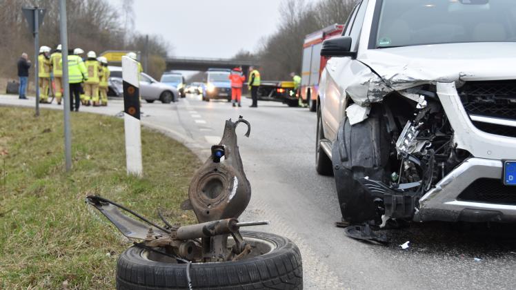 Unfall B76 Eutin: Mazda übersieht Mercedes, beide Totalschaden