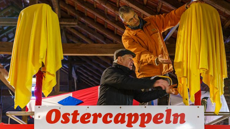 Ostercappelner Karnevalisten mit Motivwagen beim Ossensamstag