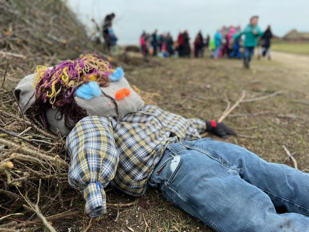 Amrumer Kindergartenkinder läuten das Biaken am 21. Februar ein