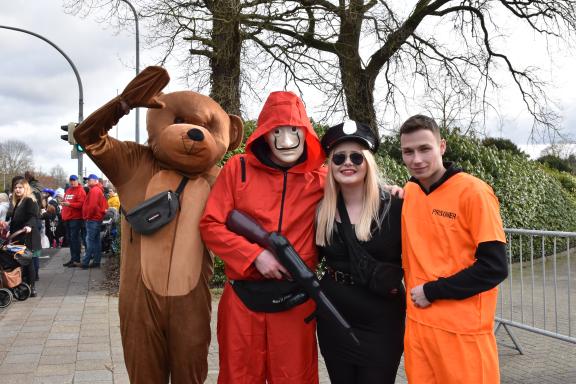 Karneval 2023 in Papenburg: Narren ziehen durch die Stadt