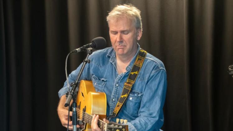 Country-Blues-Man Max Wolff auf dem Wedeler Theaterschiff Batavia