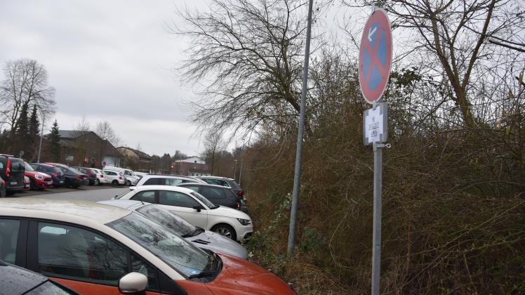 In welchem Bereich ist das Halten bei dieser Beschilderung verboten und ...