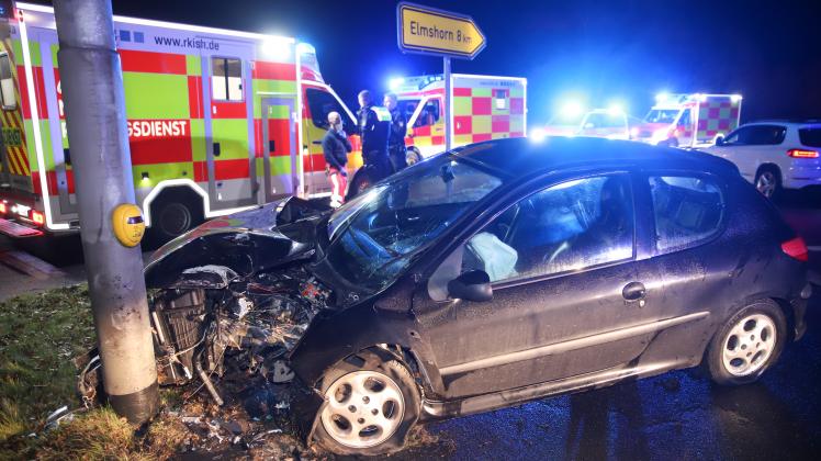Unfall: Autofahrer rammt Ampel in Sparrieshoop – drei Verletzte