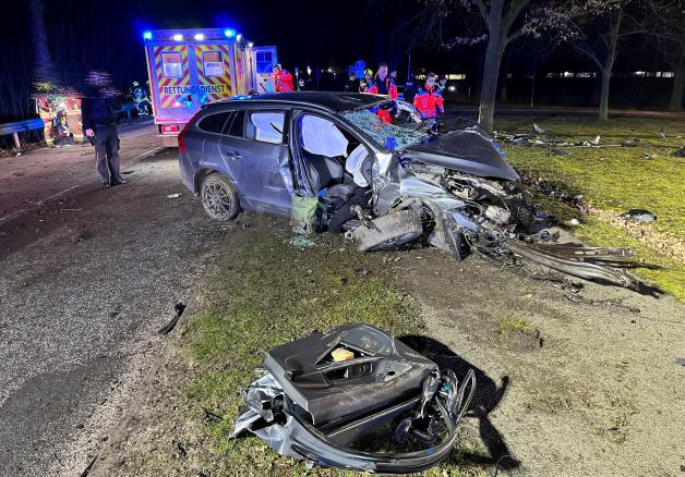 Tödlicher Unfall B5 Lauenburg: Mann prallt mit Volvo gegen Eiche