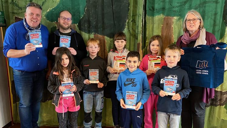 Rotary-Club verschenkt Bücher an Zweitklässler aus Delmenhorst