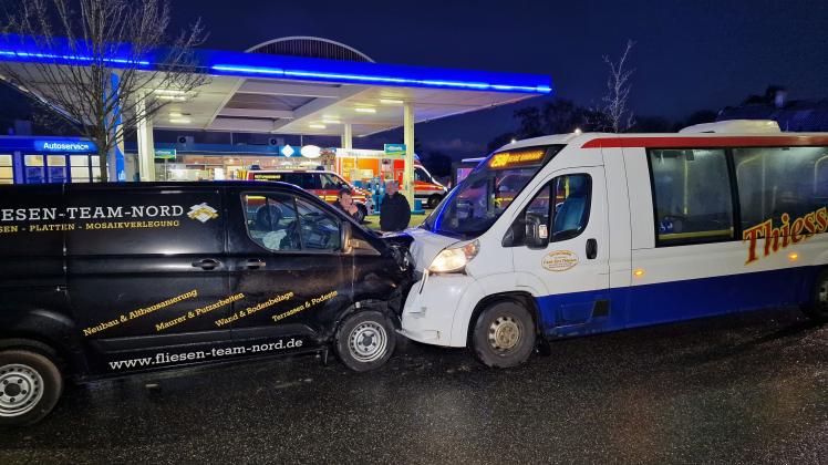 Frontalzusammenstoß zwischen Transporter und Linienbus in Marne | SHZ