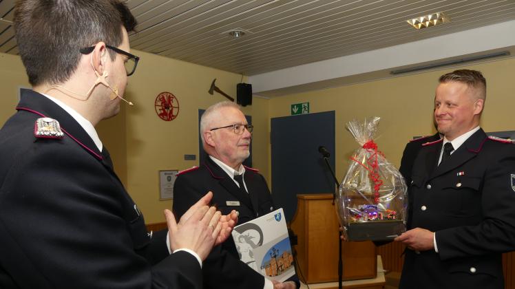 Ties Tießen in die Reserve der Wehr Glückstadt verabschiedet