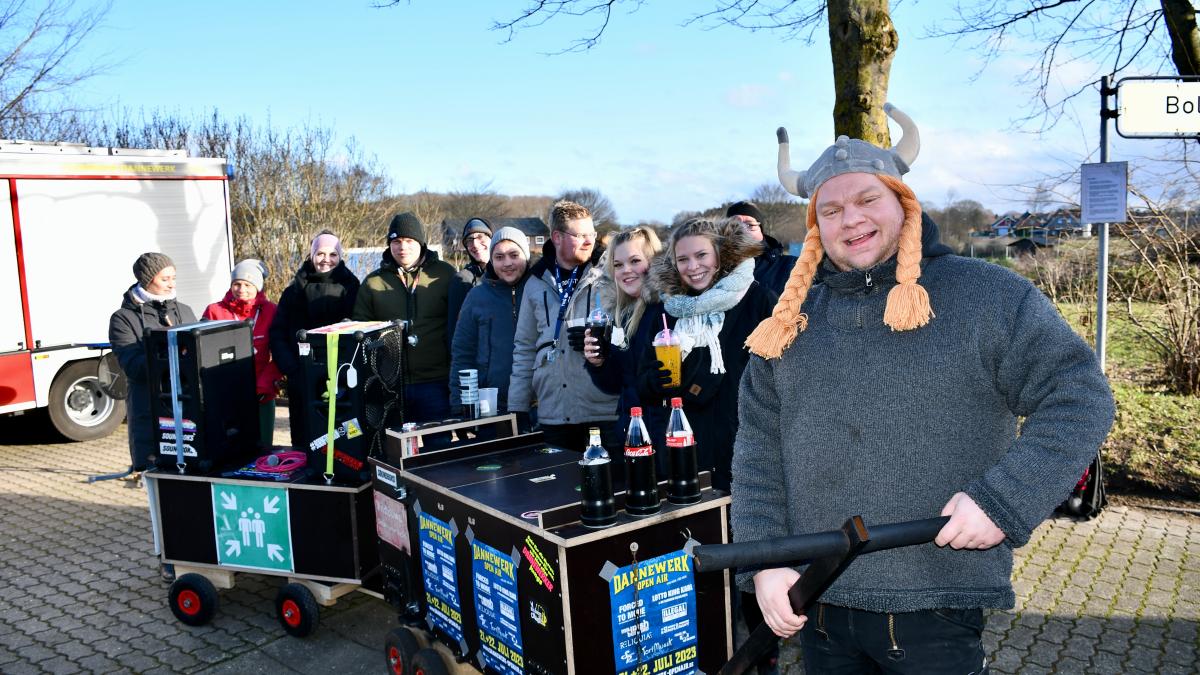 Dannewerk: 200 Teilnehmer mit Bollerwagen auf Boßel-Tour