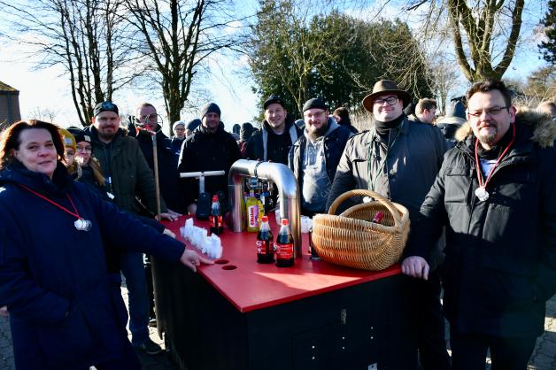 Dannewerk: 200 Teilnehmer mit Bollerwagen auf Boßel-Tour